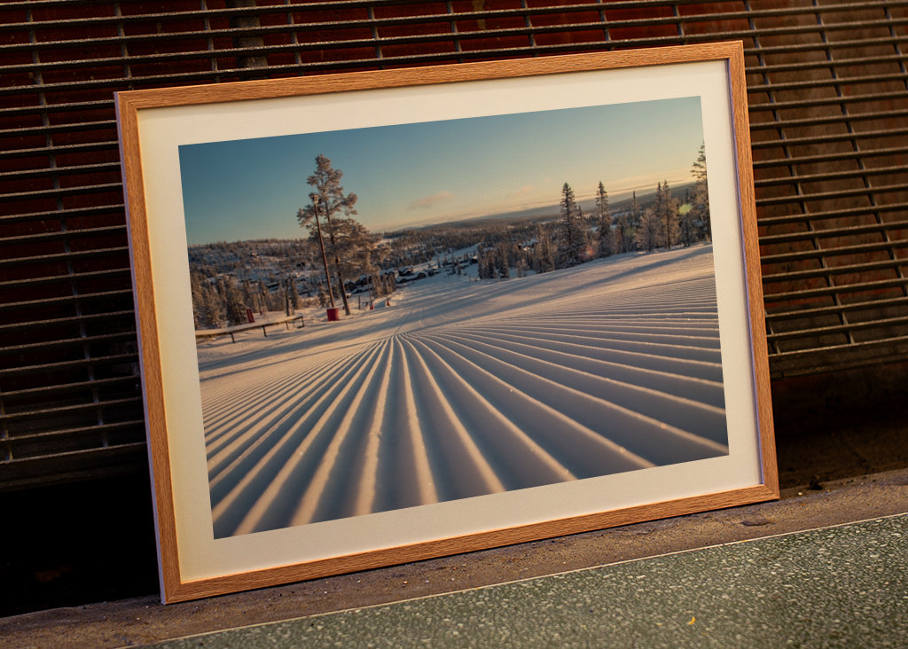 Manchester am Morgen auf der Piste Poster von Sara Vaiho | Printler