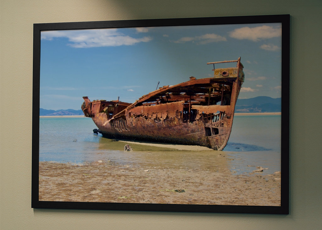 Wrack am Strand in Neuseeland Poster von Patrik Enlund | Printler
