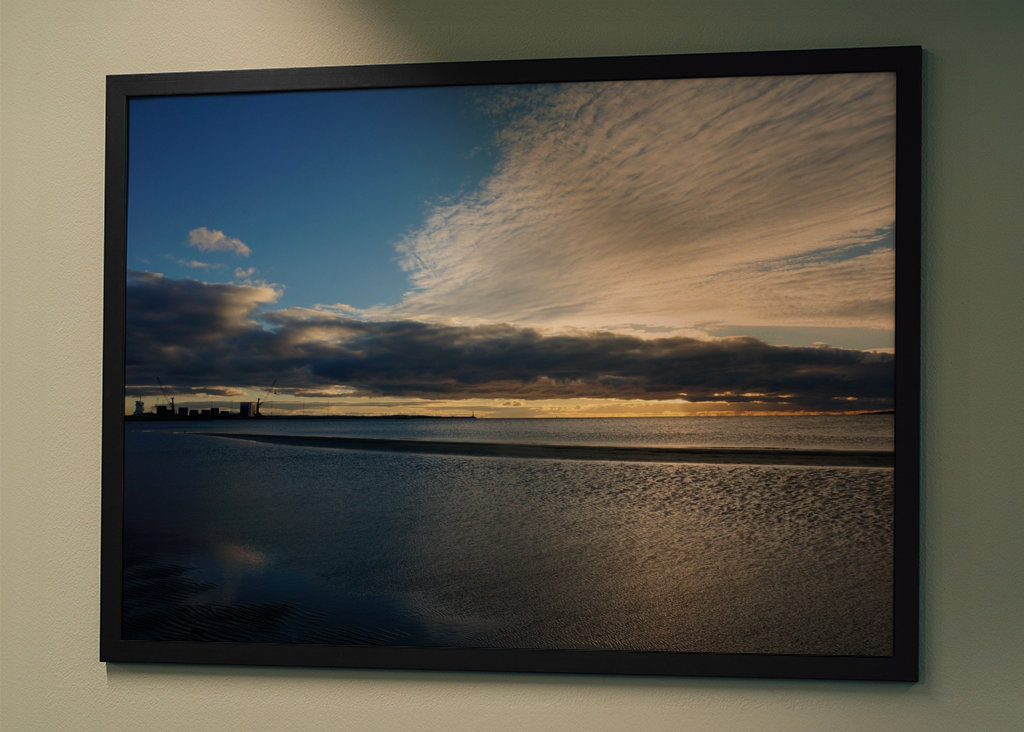Sonnenuntergang über der Hafeneinfahrt Poster von Sofie Heinsvig | Printler